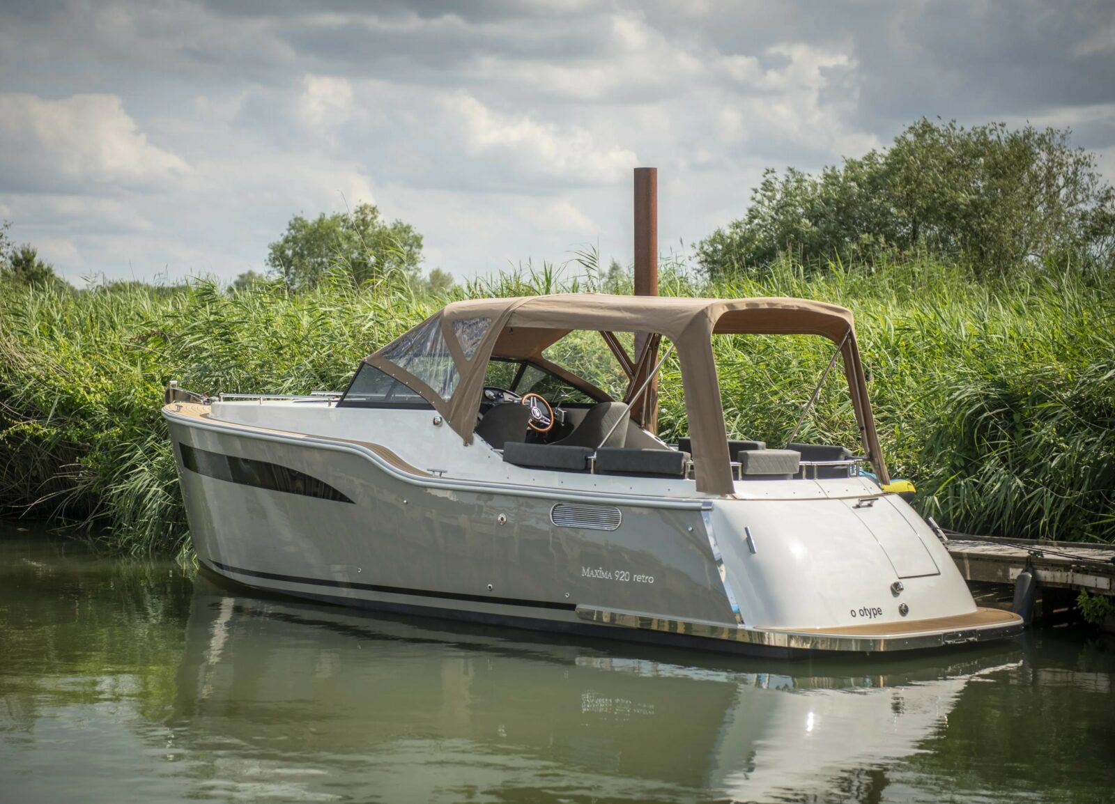 Maxima 920 retro cabin with canopy - Marine Tech